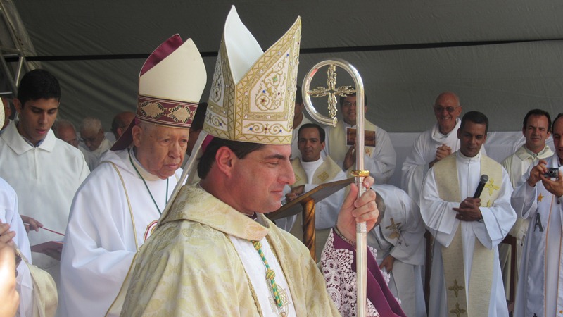 Sagrados os bispos de Jequié e de Araçuaí : Direto da Sacristia